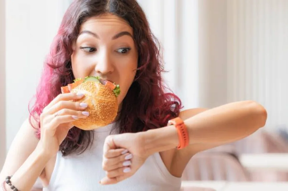 Según la psicología, qué significa comer rápido | LosPrimerosTv